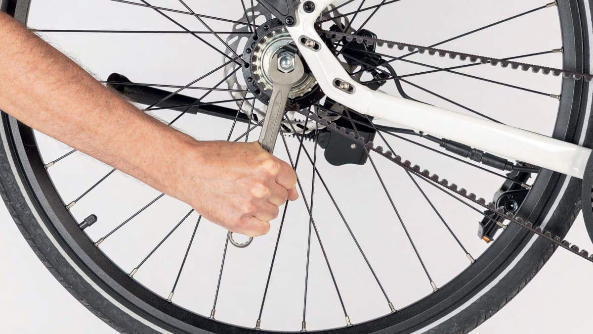 E-Bike-Werkstatt: In 4 Schritten Nabenmotor-Hinterrad aus- und einbauen | BIKE