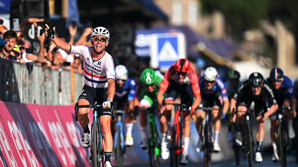 Giro d'Italia: Cavendish wins final stage, Roglic takes home pink | TOUR