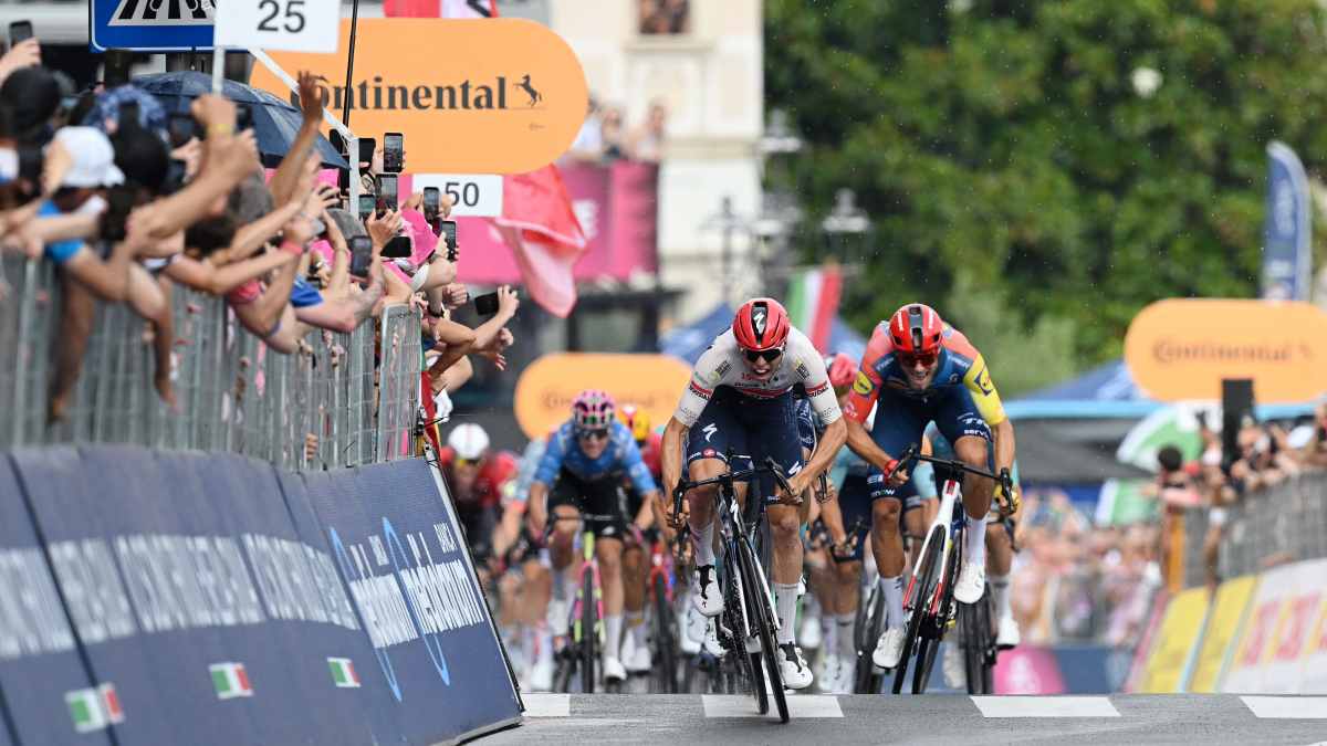 Magnier wins stage 18 of the Giro in a bunch sprint | TOUR