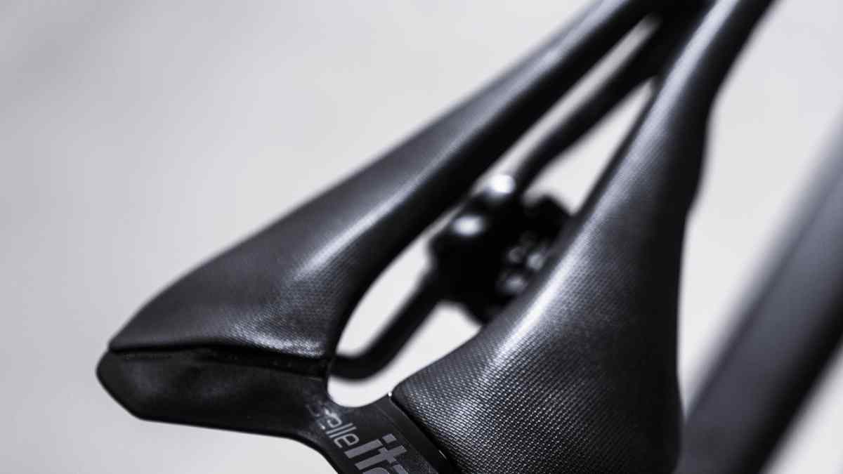 Selle Italia presents SLR Racing Replica with carbon skeleton | TOUR