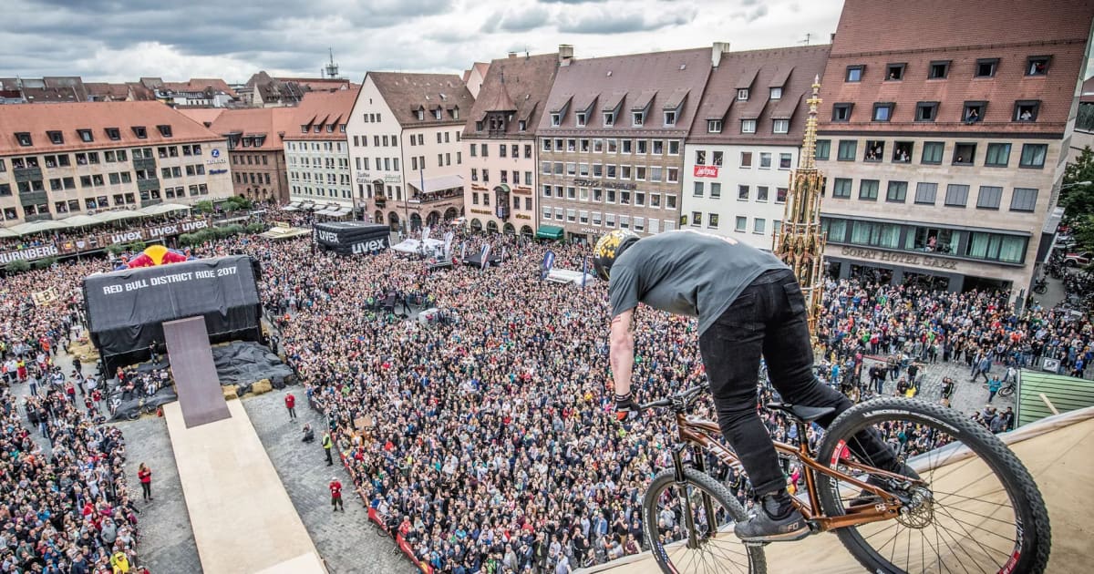 Red Bull District Ride: Slopestyle-Legende Chase baut den Kurs | BIKE