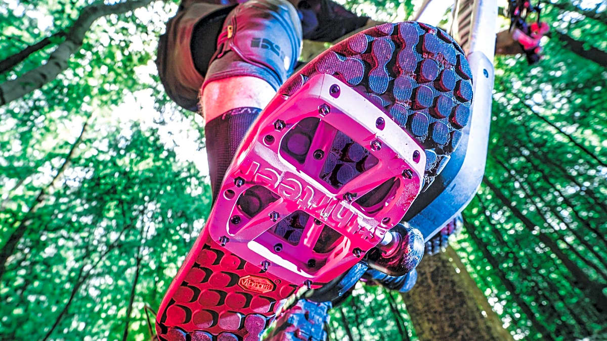 Test MTB-Pedale 2022: Zehn Flatpedals aus Kunststoff im Vergleich | BIKE