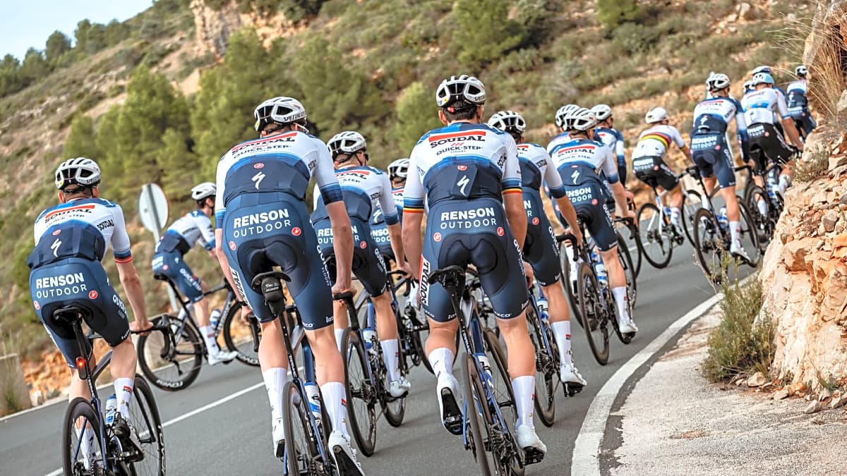 Soudal - Quick Step: Trikot für 2023 | Das Outfit von Evenepoel & Co ...