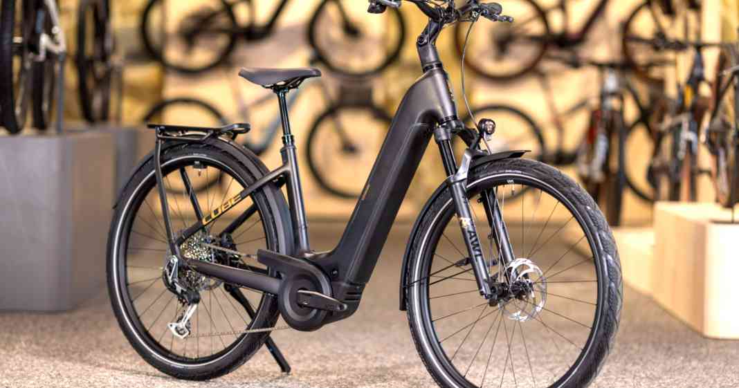 Cube E-Bikes 2025: Das Touren-E-Bike Kathmandu Hybrid - Lady in Black ...