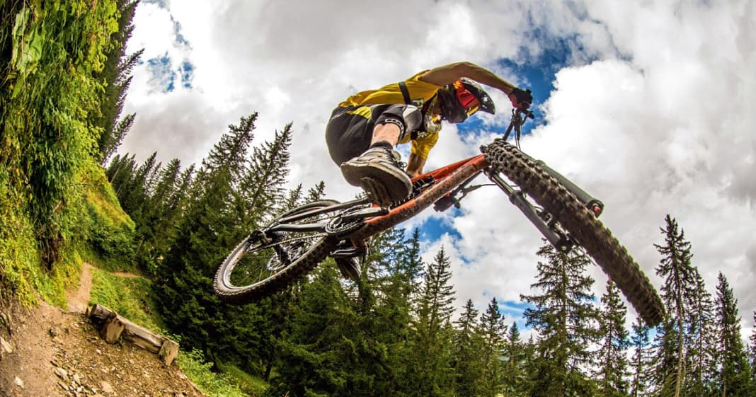 Günstiger Downhiller von Kona im Praxistest | BIKE