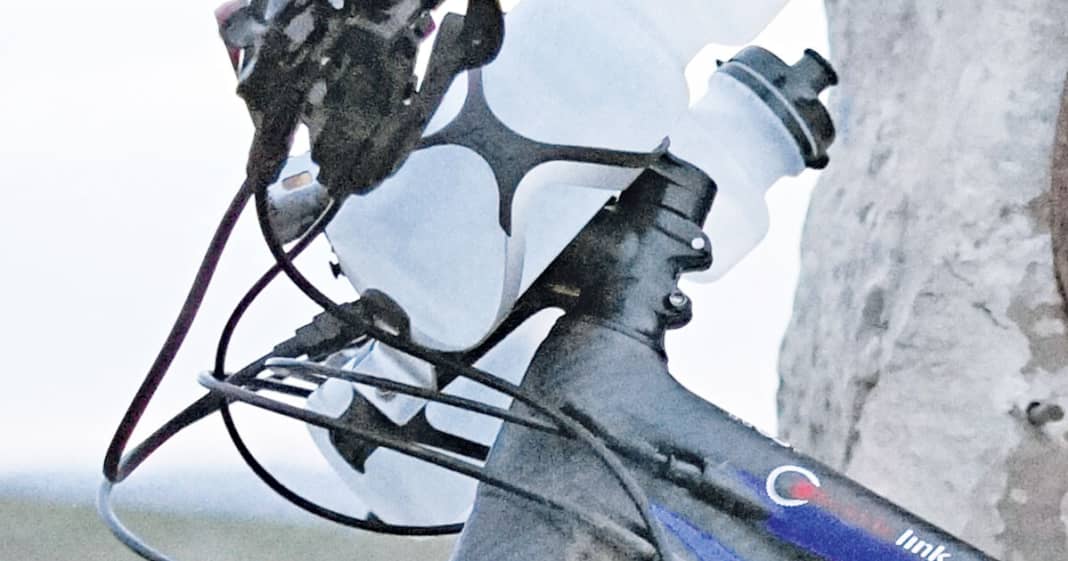 "Additive Bike Spacer One" hält Trinkflaschen am Lenker | BIKE