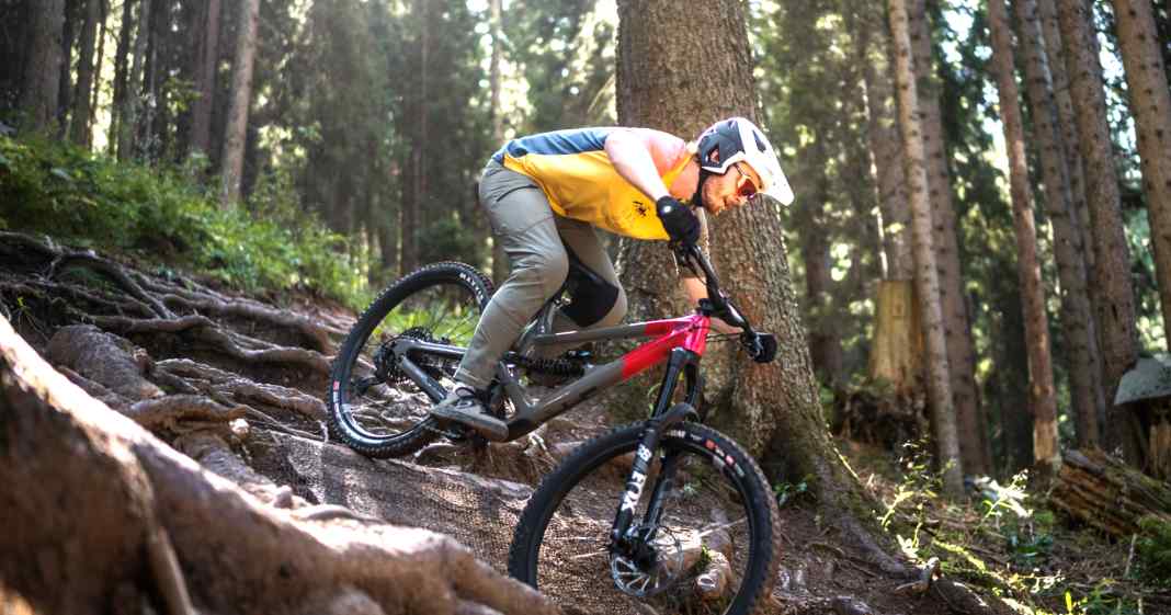 YT Industries Capra Uncaged 10 CF im Test: Oldie but konkurrenzfähig | BIKE
