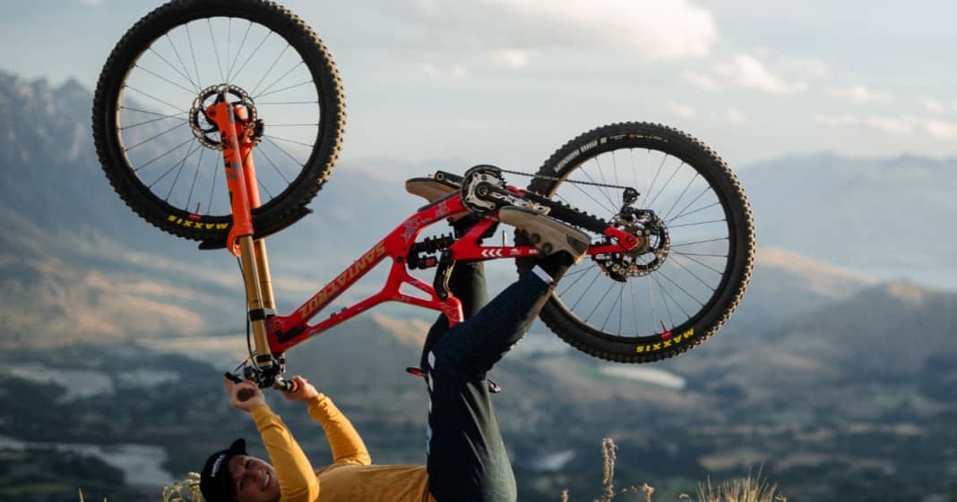 Nina Hoffmanns Santa Cruz V10: So stellt Tech-Nin(J)a ihren Worldcup ...