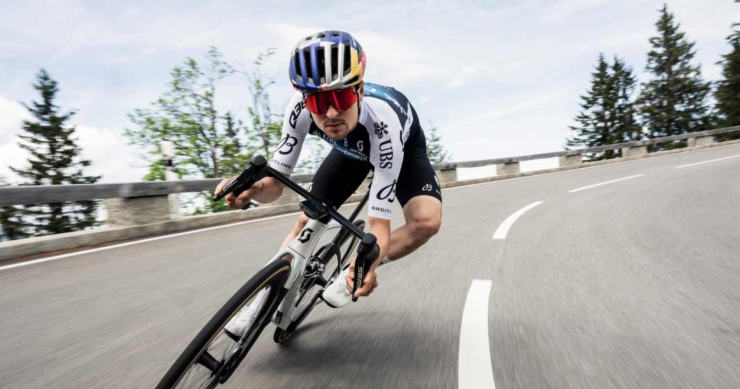 Spektakuläre Abfahrt! Tom Pidcock brettert mit fast 100 km/h den Berg ...