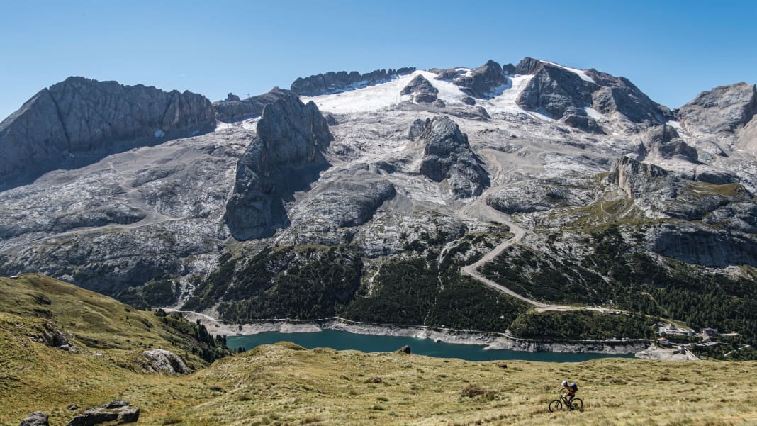 Abenteuer in den Dolomiten: Umrundung der Marmolata mit dem MTB | BIKE