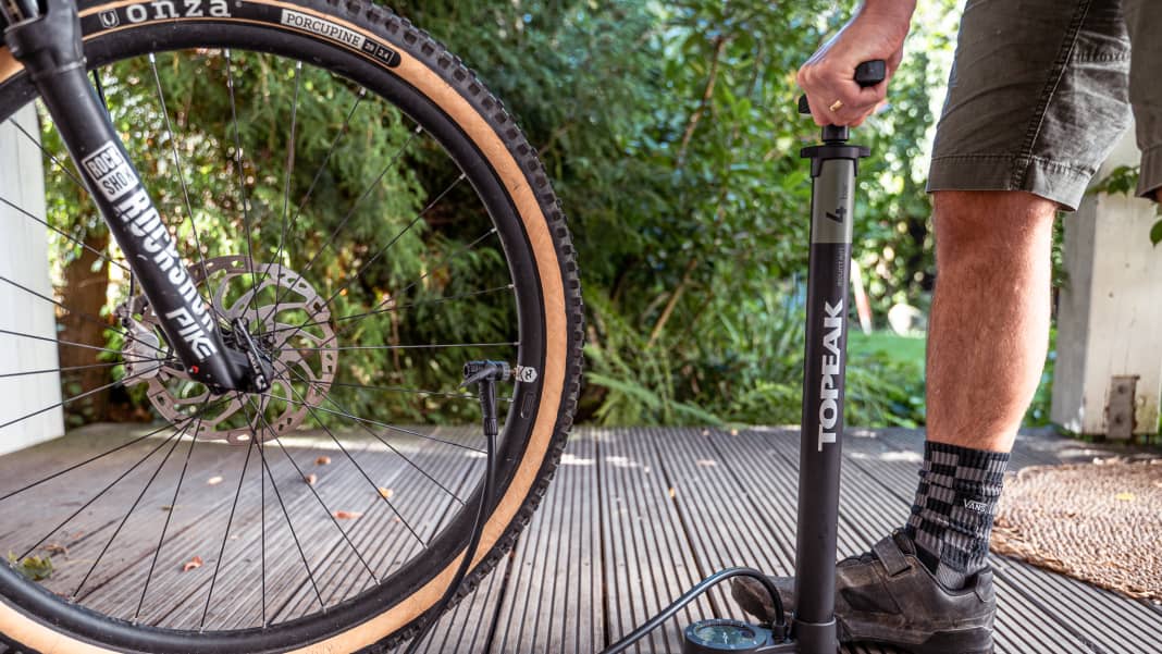 Test Joeblow Mountain EX: preiswerte Luftpumpe für Mountainbikes | BIKE