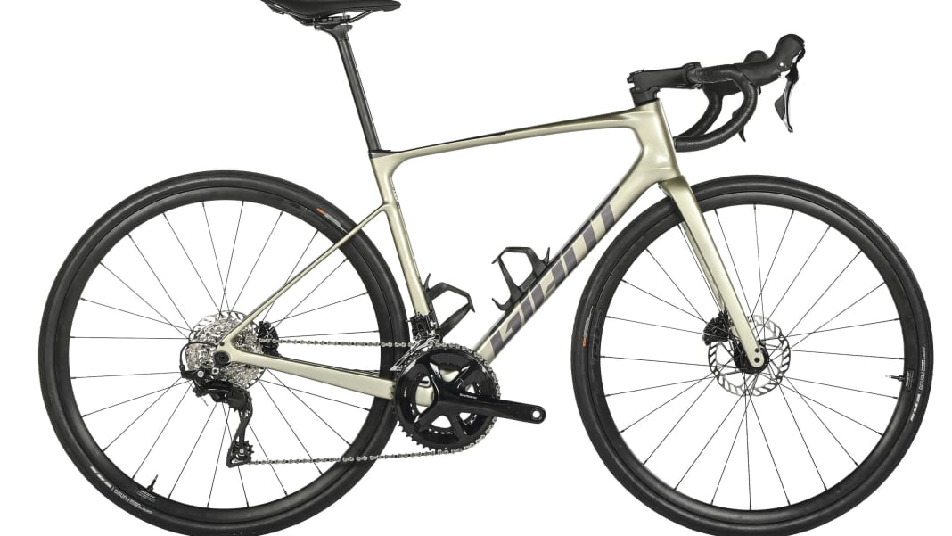 Giant Defy Advanced 2: Rennrad mit Shimano 105 im Test | TOUR