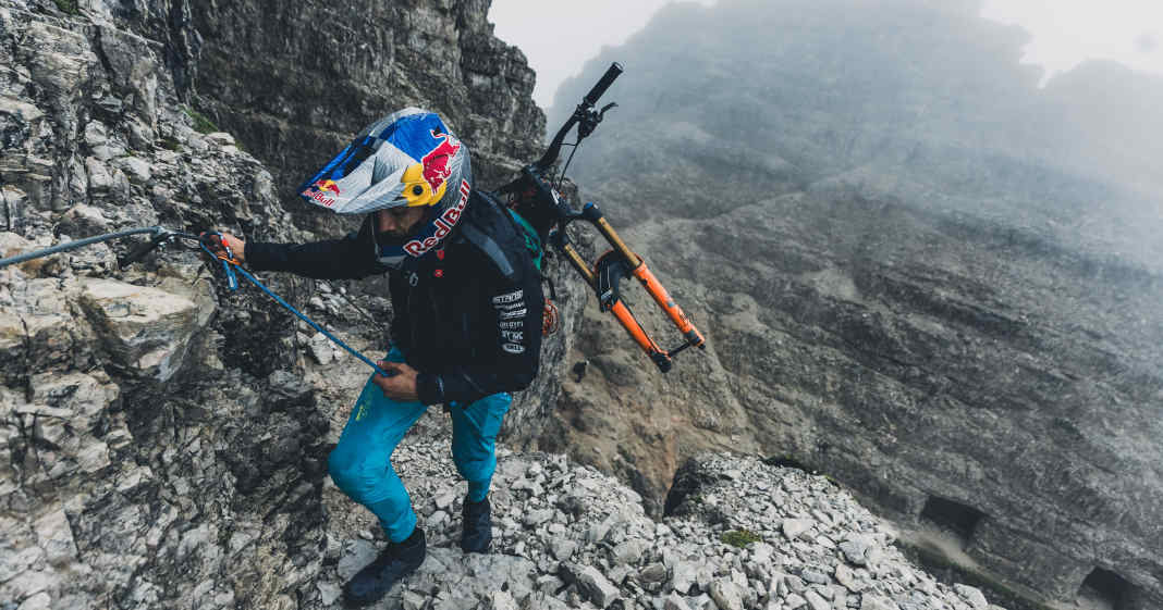 Gee Athertons Sturmfahrt in den Dolomiten: Auf Messers Schneide | BIKE