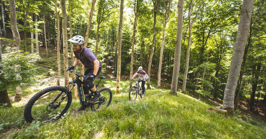 Duell Light-E-MTBs: Pivot und Yeti ringen um die Highend-Krone | BIKE