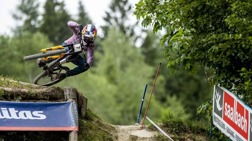 Downhill-Bikes im Test: Viel Sicherheit, Federweg und Spaß | BIKE