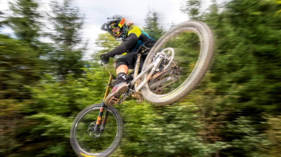 6 Worldcup-Downhiller im Test | BIKE