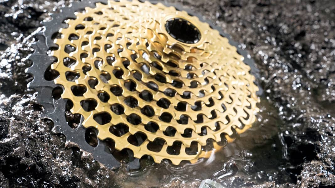 Keep it simple: Shimano XTR Di2 gegen Sram Eagle XX1 | BIKE