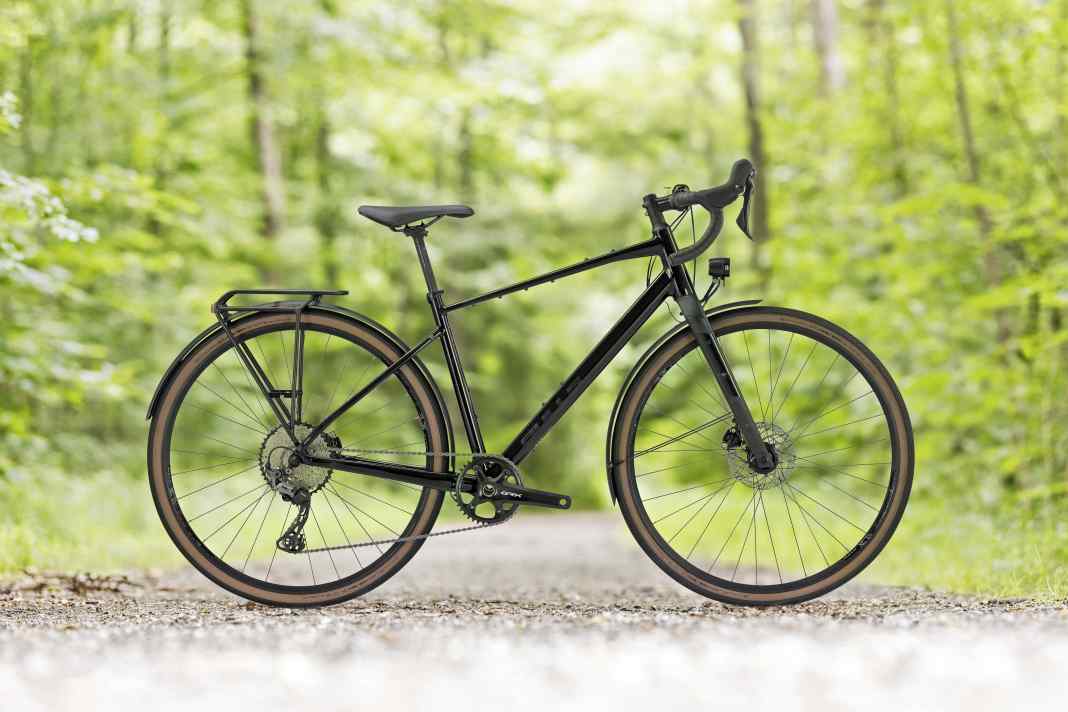 Räder mit Vollausstattung: Sechs Alleskönner für Herbst und Winter | TOUR