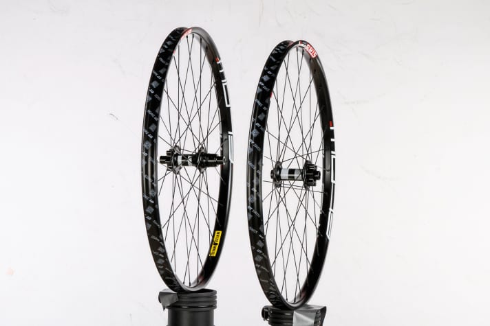 14 Carbon- und Alu-Laufradsätze im Test | BIKE