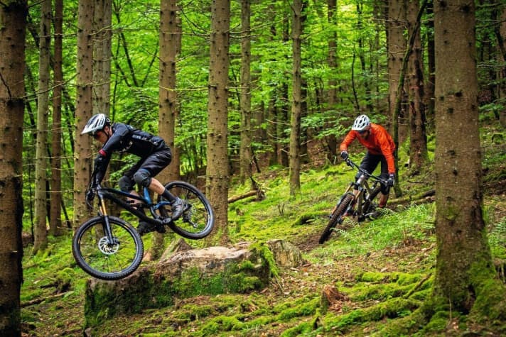 Vier Longtravel-Enduros im Vergleichstest | BIKE