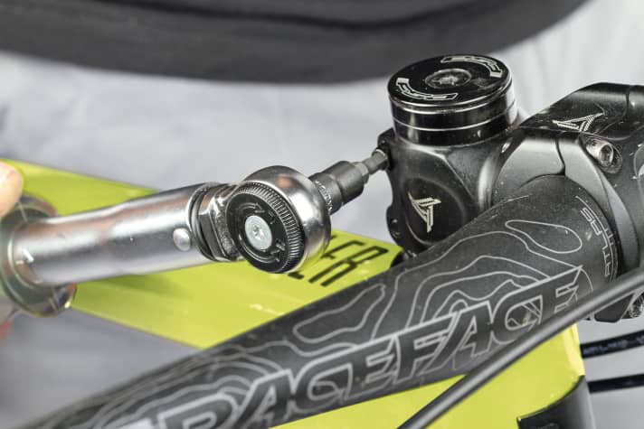 Geräusche am MTB beseitigen: Lenker, Sattelstütze und Lenklager | BIKE