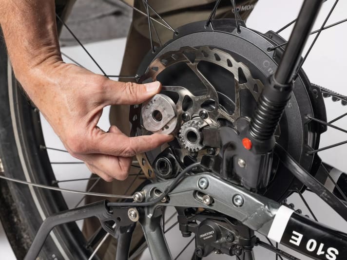 E-Bike-Werkstatt: In 4 Schritten Nabenmotor-Hinterrad aus- und einbauen | BIKE