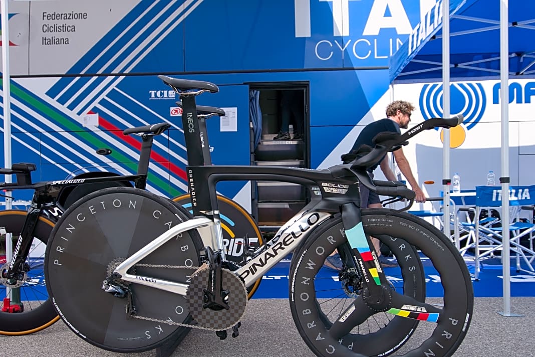 Zeitfahrrad: Pinarello Bolide F von Ganna & Lapierre Aerostorm von Küng ...