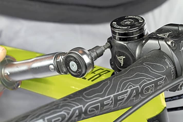 Geräusche am MTB beseitigen: Lenker, Sattelstütze und Lenklager | BIKE