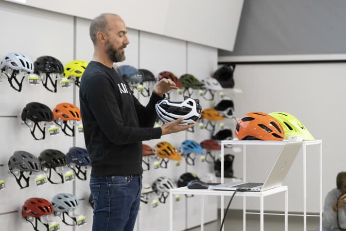 Kask-Helme: TOUR blickt hinter die Kulissen der Fahrradhelm-Produktion ...